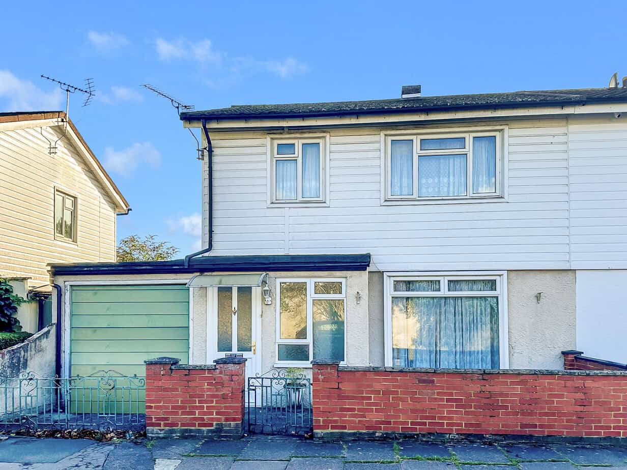 Mark Way, Sunbury on Thames TW16 5NS – Absolute Homes